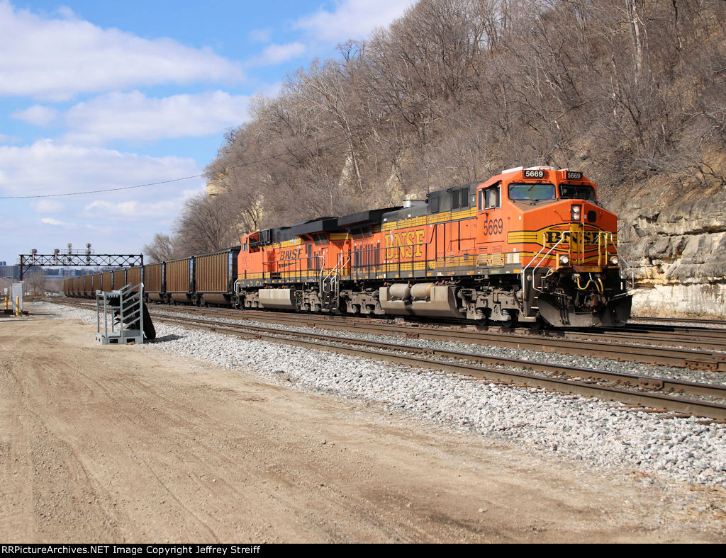 BNSF 5669